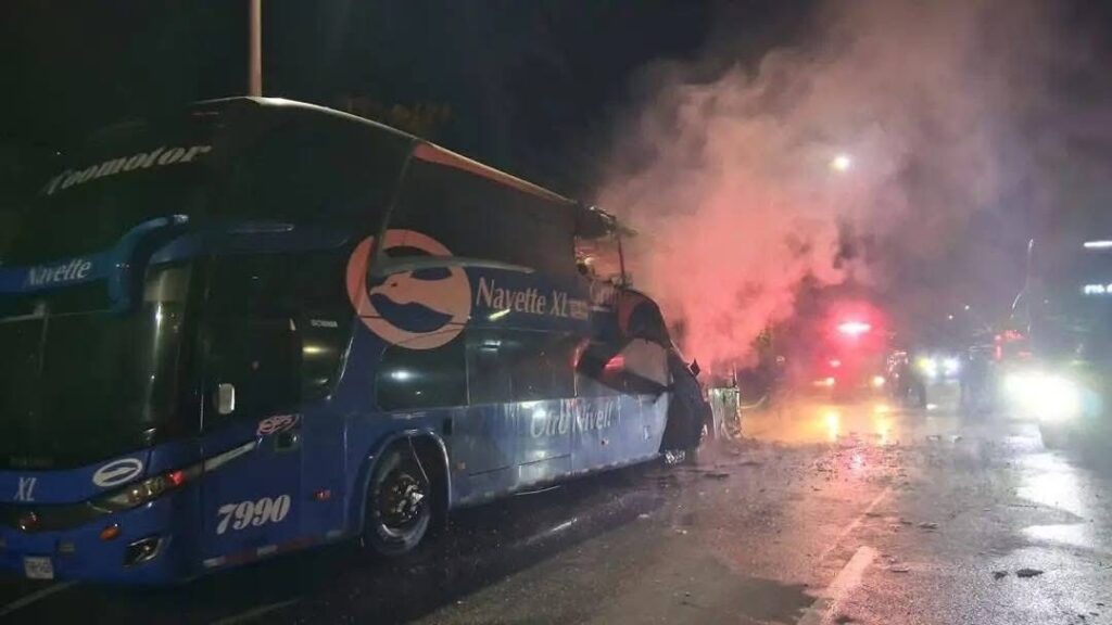 Bus de Coomotor se incendió a la salida de Neiva y quedó en pérdida ...