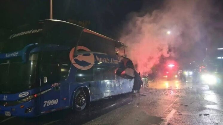 Bus de Coomotor se incendió a la salida de Neiva y quedó en pérdida ...